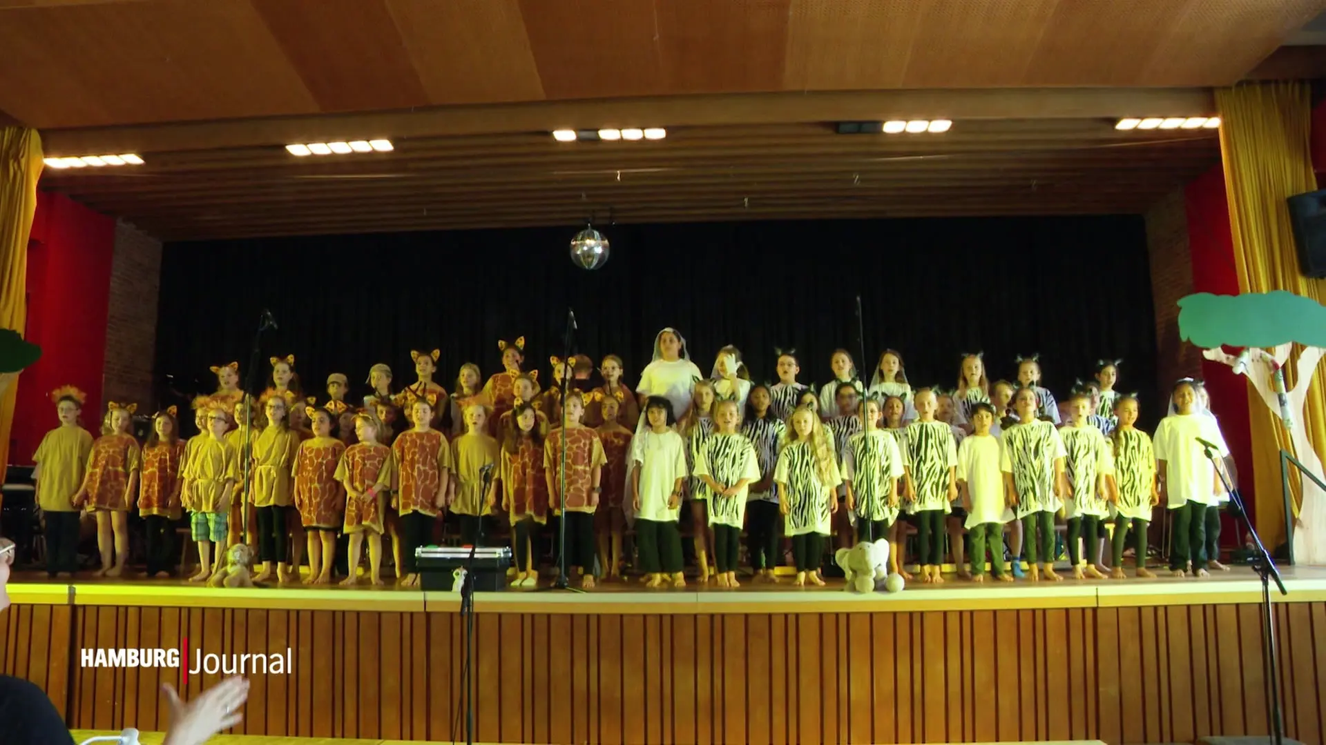 Sotwe dickflashing wow, very charming lady, indeed she s