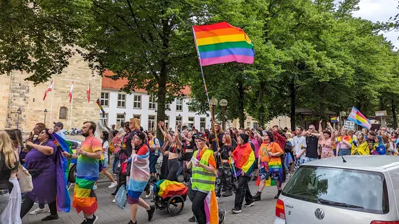 Vor CSD in Wilhelmshaven: Banner zerschnitten, Plakate weg | ndr.de