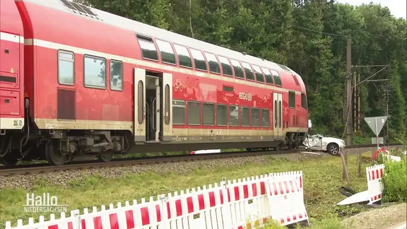 Bad Zwischenahn: Zug erfasst Auto - Vater und Sohn sterben bei Unfall | ndr.de