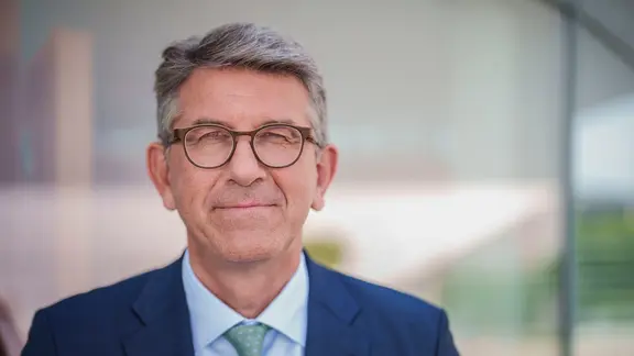 Mit Humor durch die Krise: Die politische Lage in Memes | ndr.de