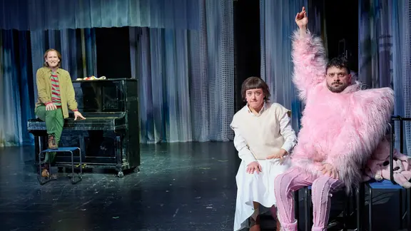 "To my little boy": Uraufführung mit rosa Schwein am Thalia Theater ...