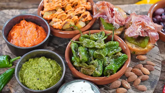 Patatas bravas mit Aioli, Salsa verde und Romesco-Soße | ndr.de