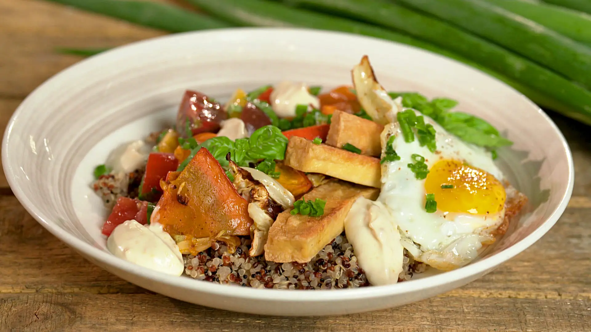 Quinoa-Bowl mit Ofengemüse und Tomatensalat | ndr.de