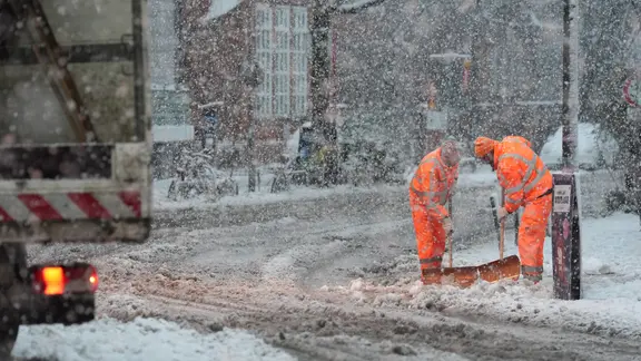 Eis und Schnee sorgen weiter für glatte Straßen in Hamburg | ndr.de
