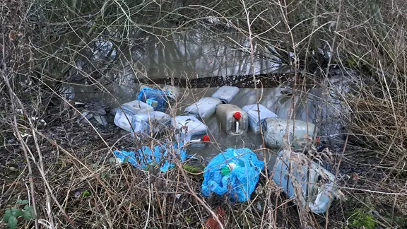 A31 bei Meppen: Eisplatte fällt von Lkw auf fahrendes Auto | ndr.de