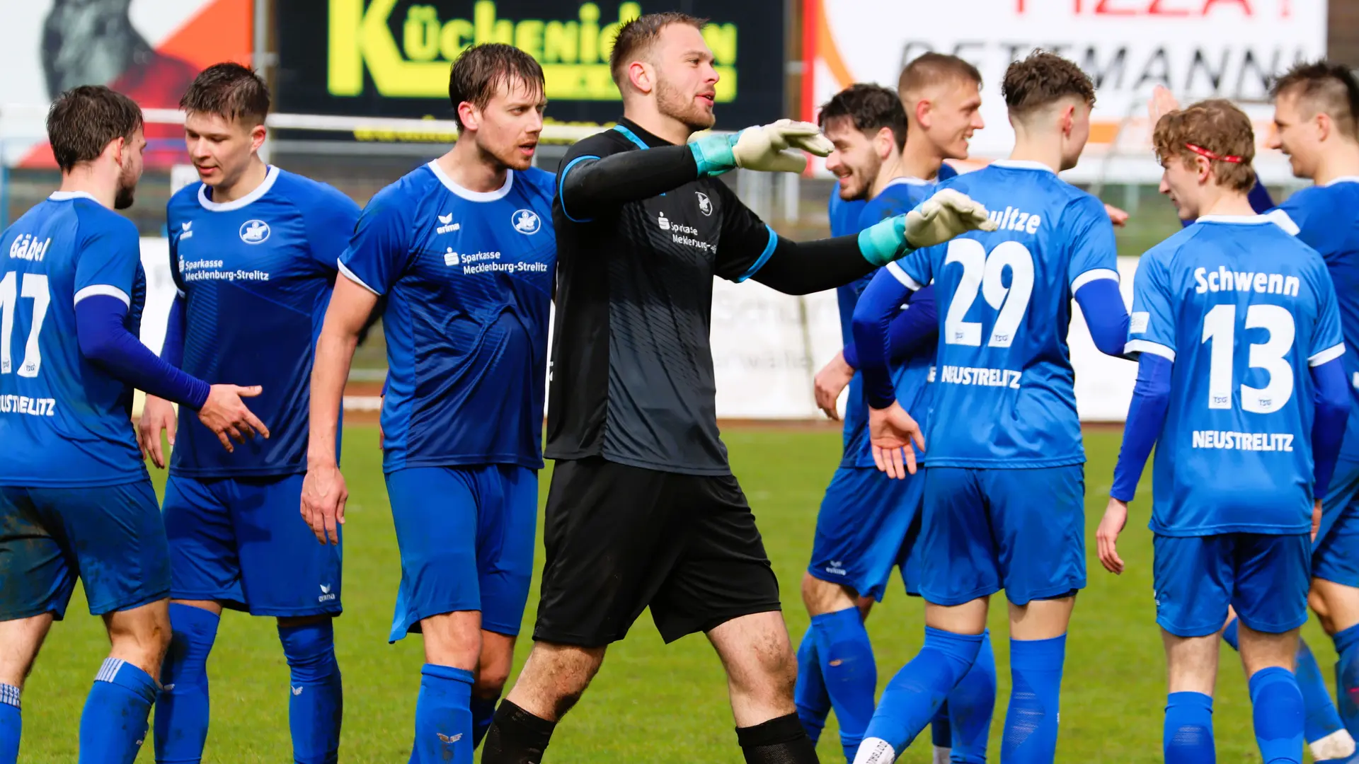 Fußball-Oberliga: Neustrelitz besiegt Tabellenführer | ndr.de
