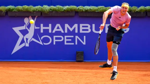 Rückschlag vor Paris: Kranker Zverev verliert im Achtelfinale von Hamburg | ndr.de