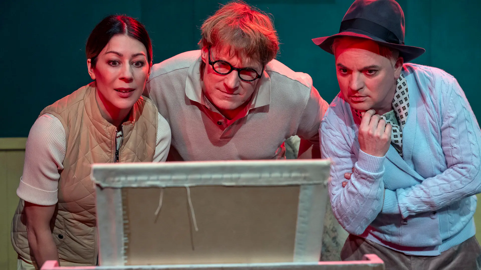 "Nachtland": Bitterböse Komödie über deutsche NS-Vergangenheit | ndr.de