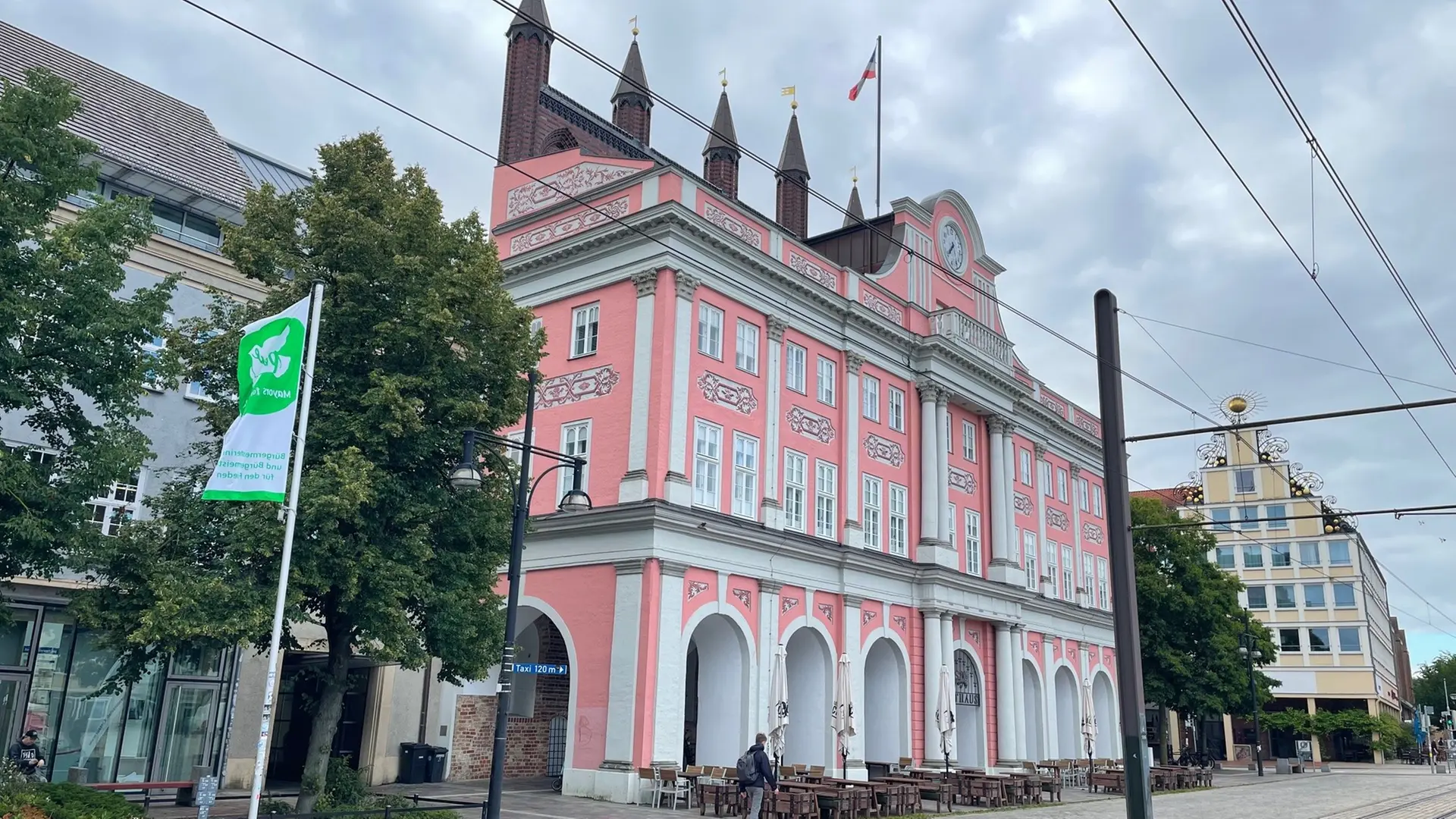 Rostock: Bürgerschaft stimmt Krediten für Mitarbeiter-Gehälter zu | ndr.de