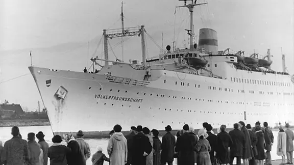 Die "Frieden" ist 1956 der erste Überseefrachter der DDR | ndr.de
