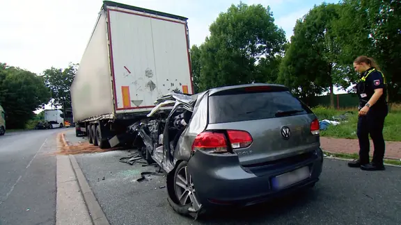 2.000 Menschen protestieren in Bremen am Stahlwerk ArcelorMittal | ndr.de