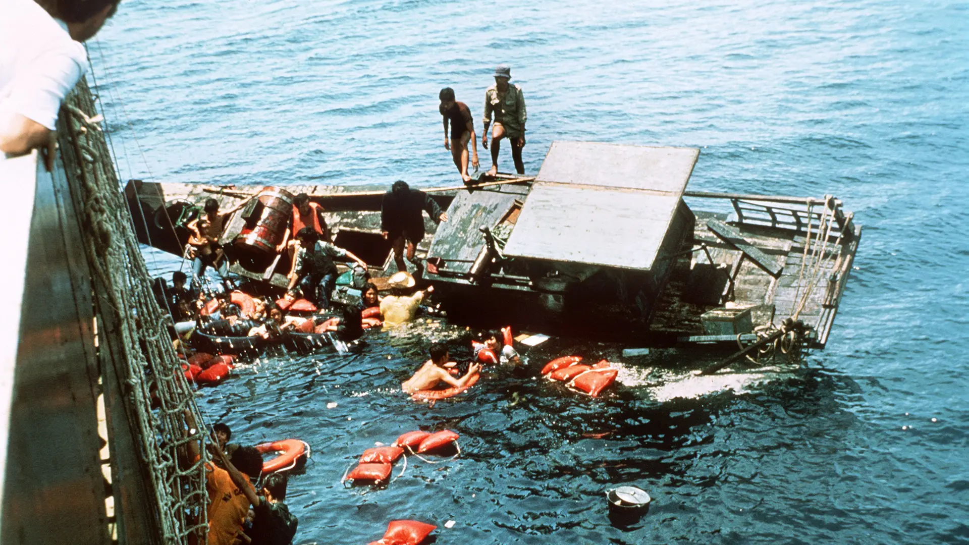 1979: "Cap Anamur" startet Hilfsaktion vor Vietnam | ndr.de