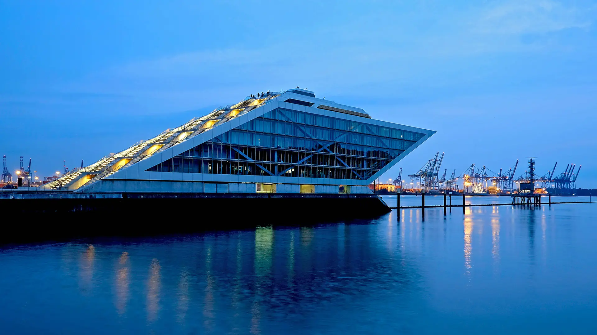 Junger Mann stürzt am Dockland in die Elbe | ndr.de
