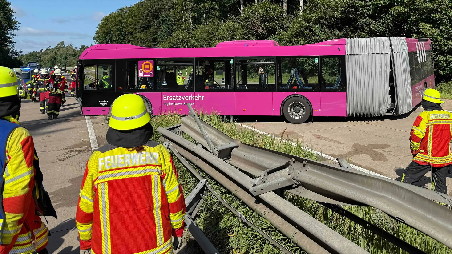 Nach Unfall: Experten sehen bei Gelenkbussen auf A24 kein Problem | ndr.de