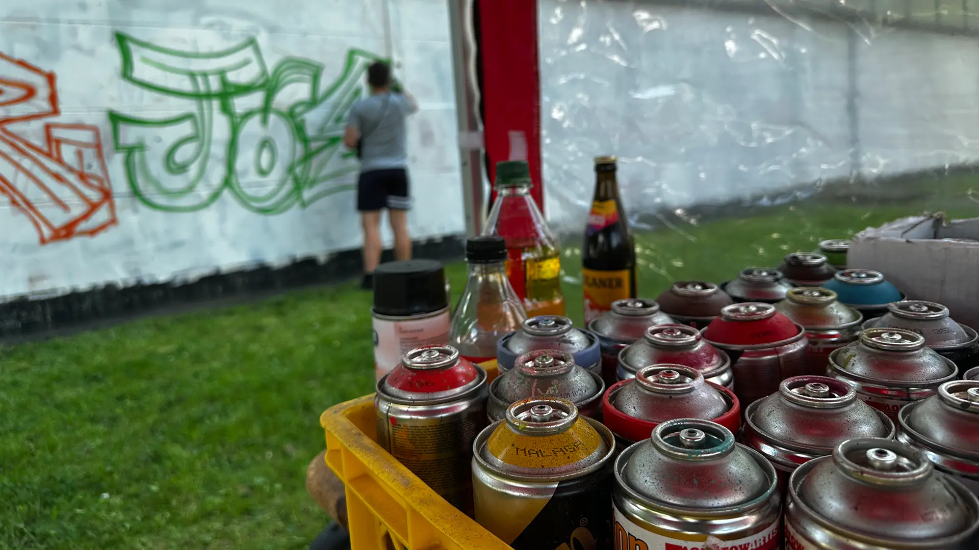 Graffiti ohne Risiko: Jugendliche sprayen in Groß Klein | ndr.de