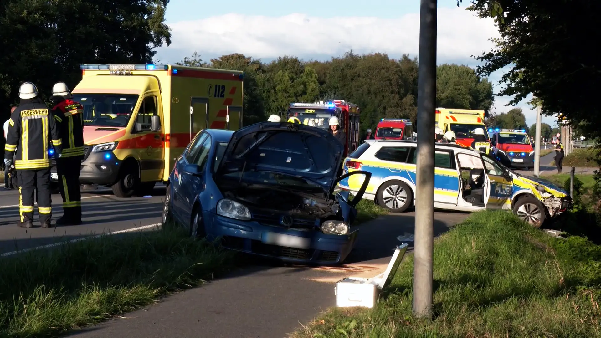 Trotz Blaulicht und Sirene: Auto stößt mit Streifenwagen zusammen | ndr.de