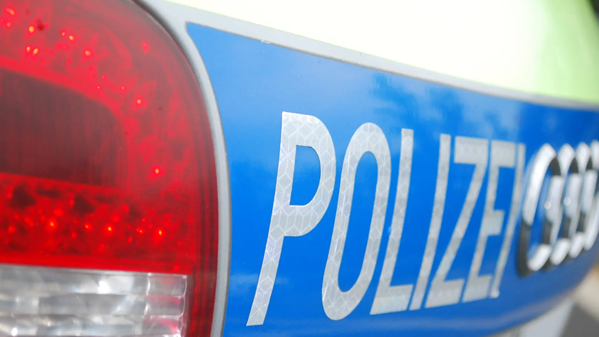 A28: Autofahrer weicht Reh aus und überschlägt sich | ndr.de