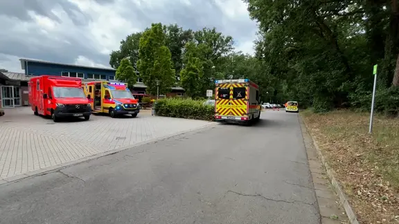 Einsatzfahrzeuge stehen vor einer Schule in Meinersen.
