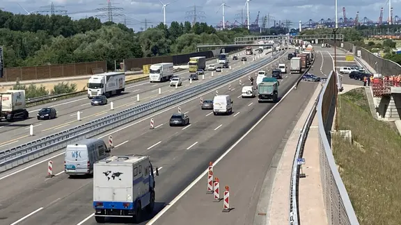 A7-Sperrung in Hamburg sorgte für Staus auf den Ausweichstrecken | ndr.de