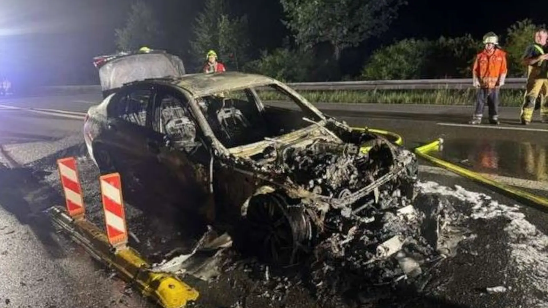 Hamburgs Feuerwehr will sich gegen brennende E-Autos rüsten | ndr.de