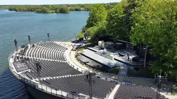 "To my little boy": Uraufführung mit rosa Schwein am Thalia Theater ...