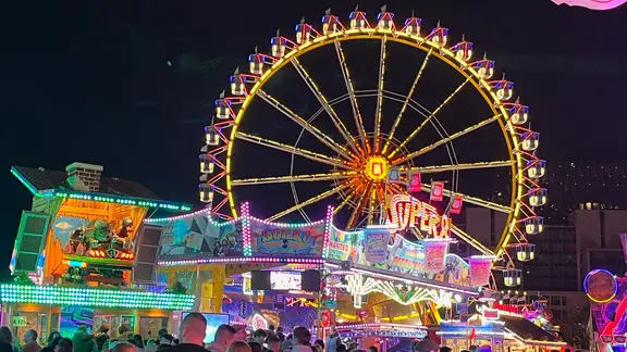 Hamburger Dom und seine Schausteller: Tradition trifft Inklusion | ndr.de