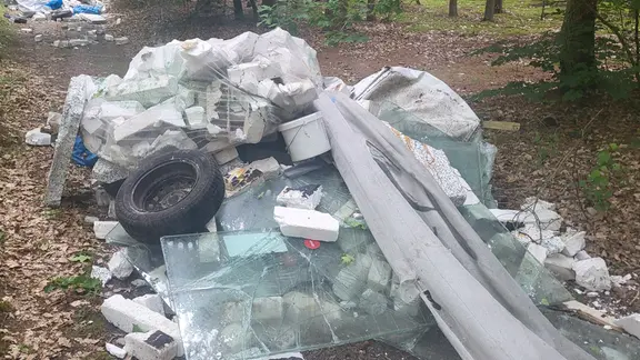Polizei Ermittelt: Unbekannte entsorgen illegal Müll im Wald | ndr.de