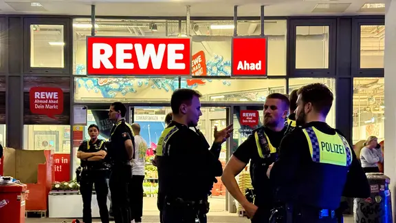 Mann verschanzt sich in Hamburg-Ottensen: SEK muss anrücken | ndr.de