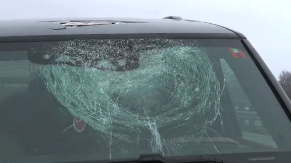 A31 bei Meppen: Eisplatte fällt von Lkw auf fahrendes Auto | ndr.de