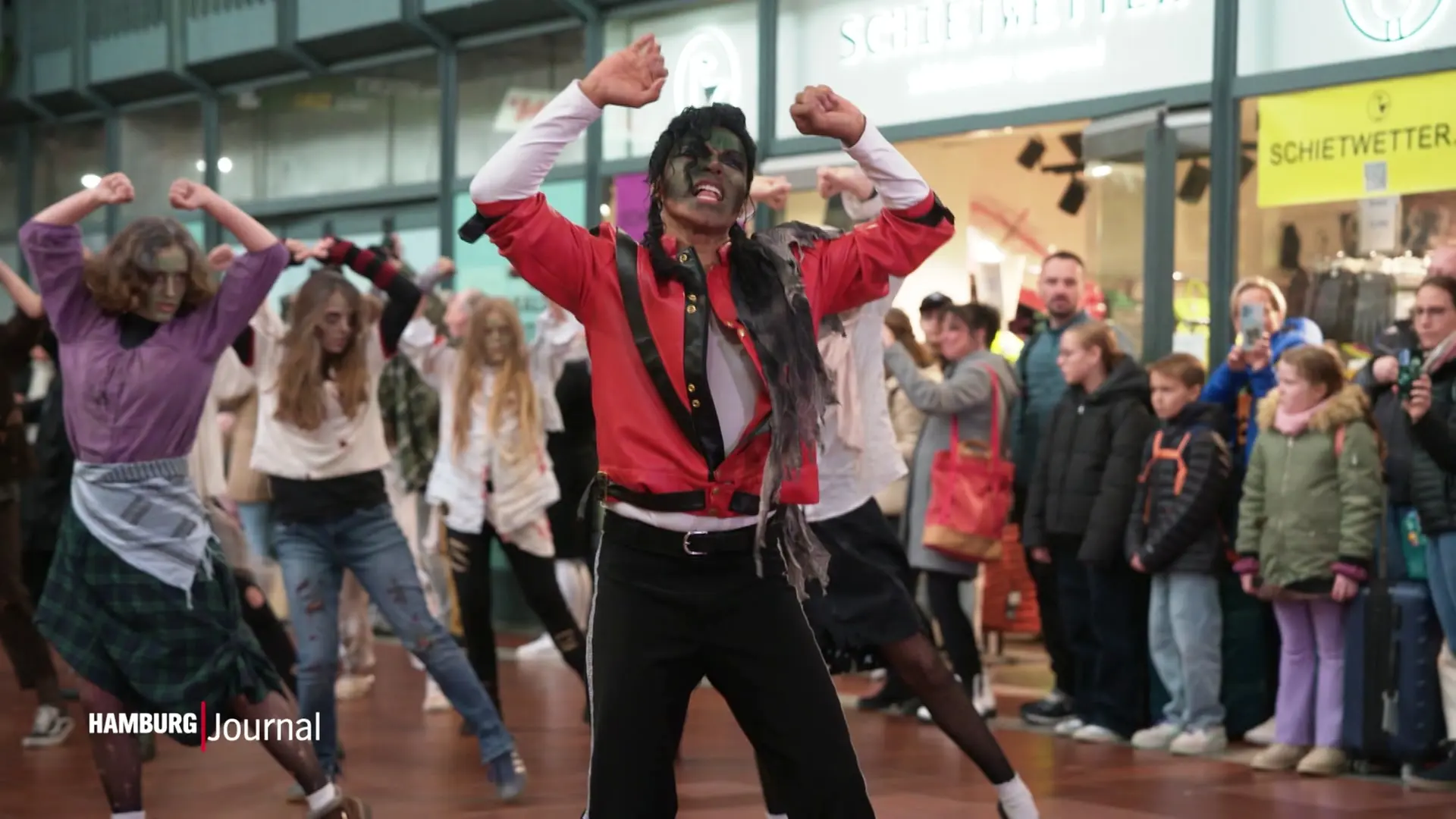 Michael-Jackson-Fans tanzen "Thriller"-Choreografie | ndr.de