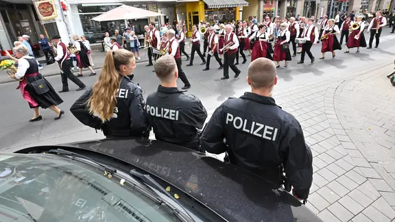 Schützenbrüder sollen Polizistin geküsst haben: Prozess beginnt | ndr.de