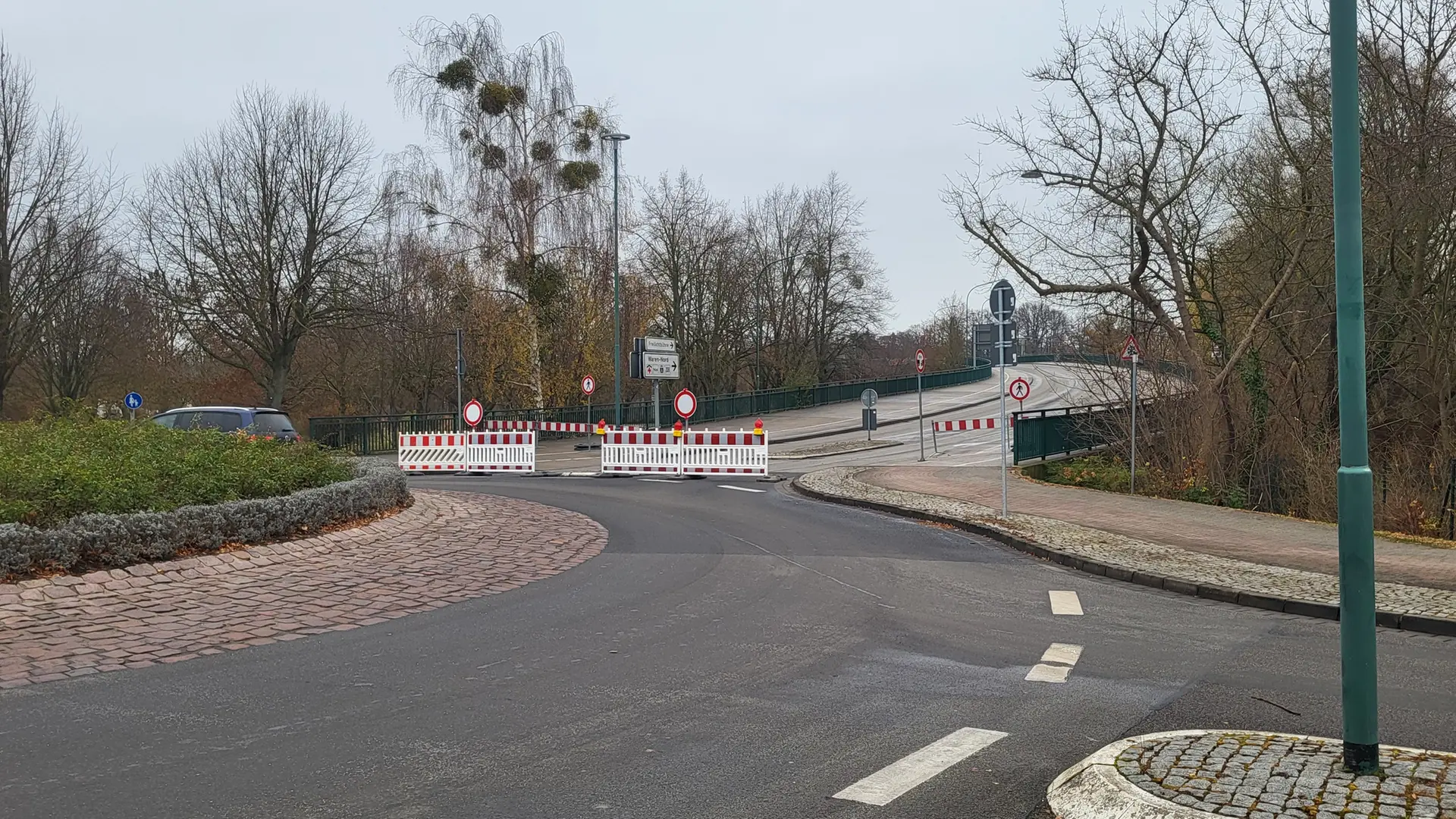 Risse bei Prüfung entdeckt: Herrenseebrücke in Waren gesperrt | ndr.de