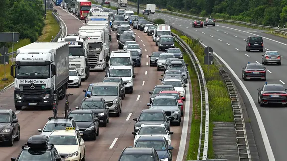Stau auf der Autobahn: Was ist erlaubt? Was ist verboten? | ndr.de