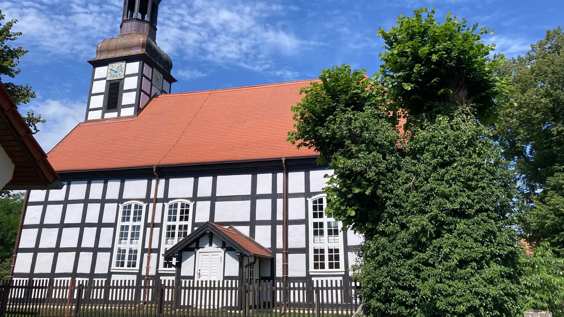 Ahlbeck: Sanierte Fachwerkkirche feierlich eingeweiht | ndr.de