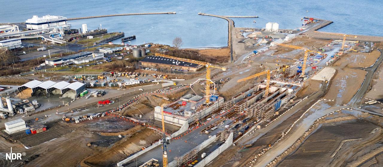 Fehmarnbelt-Tunnel: Erstes Element vor Dänemark versenkt | tagesschau.de