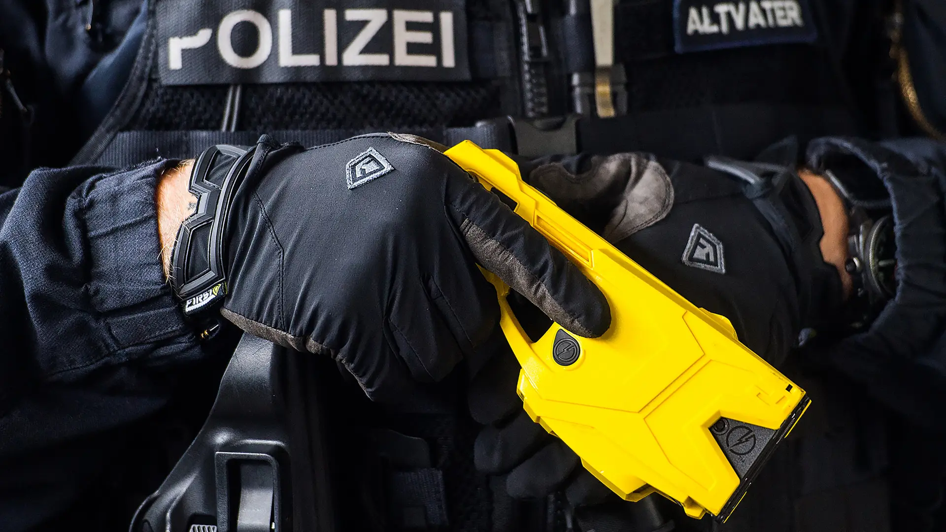 Gewerkschaft der Polizei: Für oder gegen Einsatz von Taser? | ndr.de