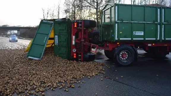 Bus fängt Feuer: Mitarbeiter schieben Fahrzeug noch aus Halle | ndr.de