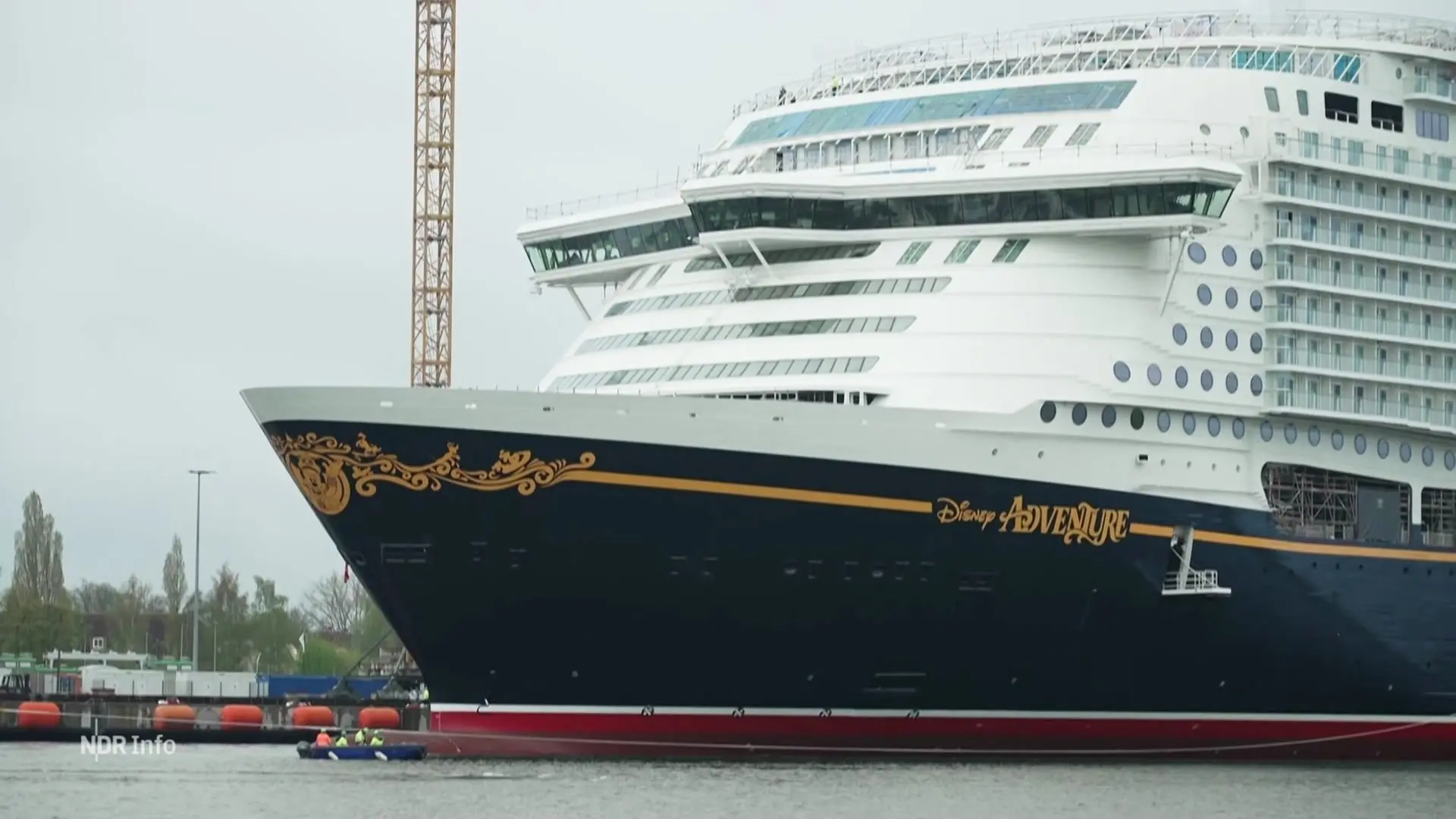 Von Wismar nach Singapur: Die unglaubliche Reise des Kreuzfahrtschiffs ...