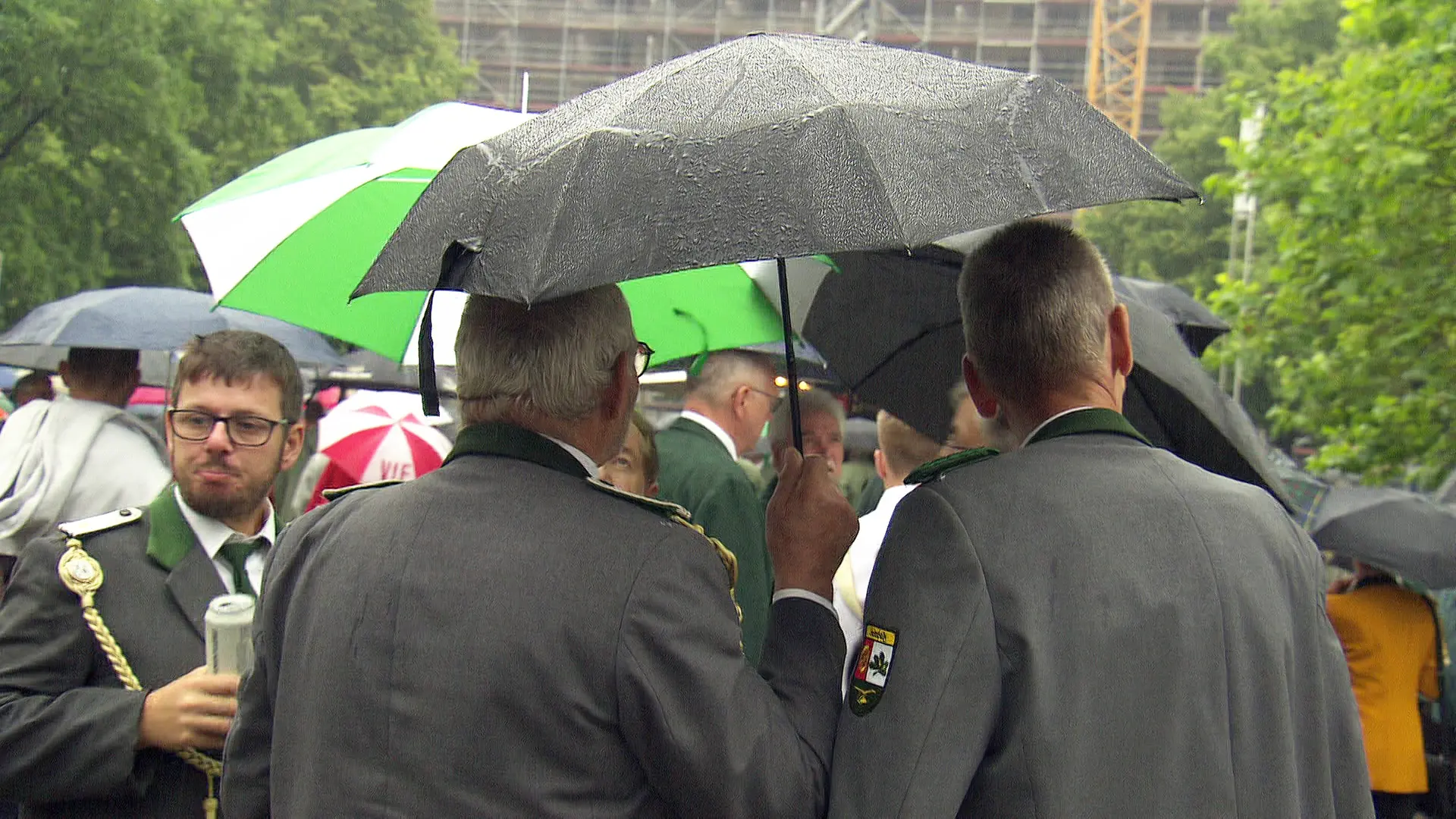 Viel Regen: Weniger Besucher auf dem Schützenfest in Hannover | ndr.de