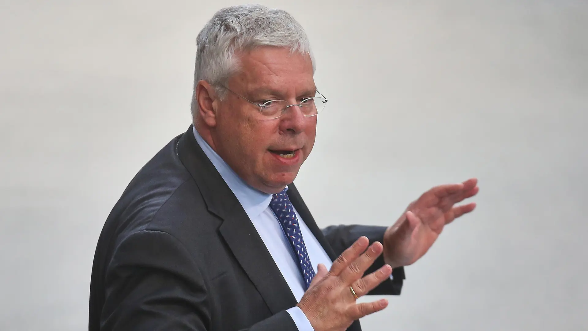 CDU-Politiker Hardt bewertet US-Angriff in Venezuela zurückhaltend | ndr.de