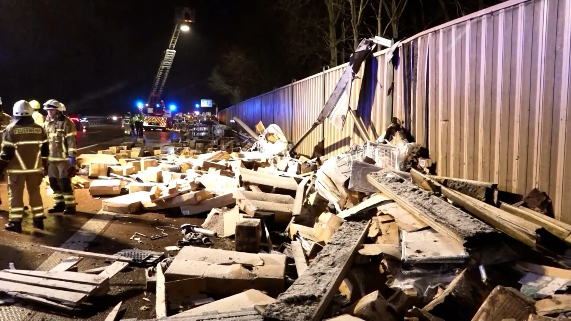 Trümmerfeld über 150 Meter: Schwerer Unfall auf A1 bei Brinkum | ndr.de