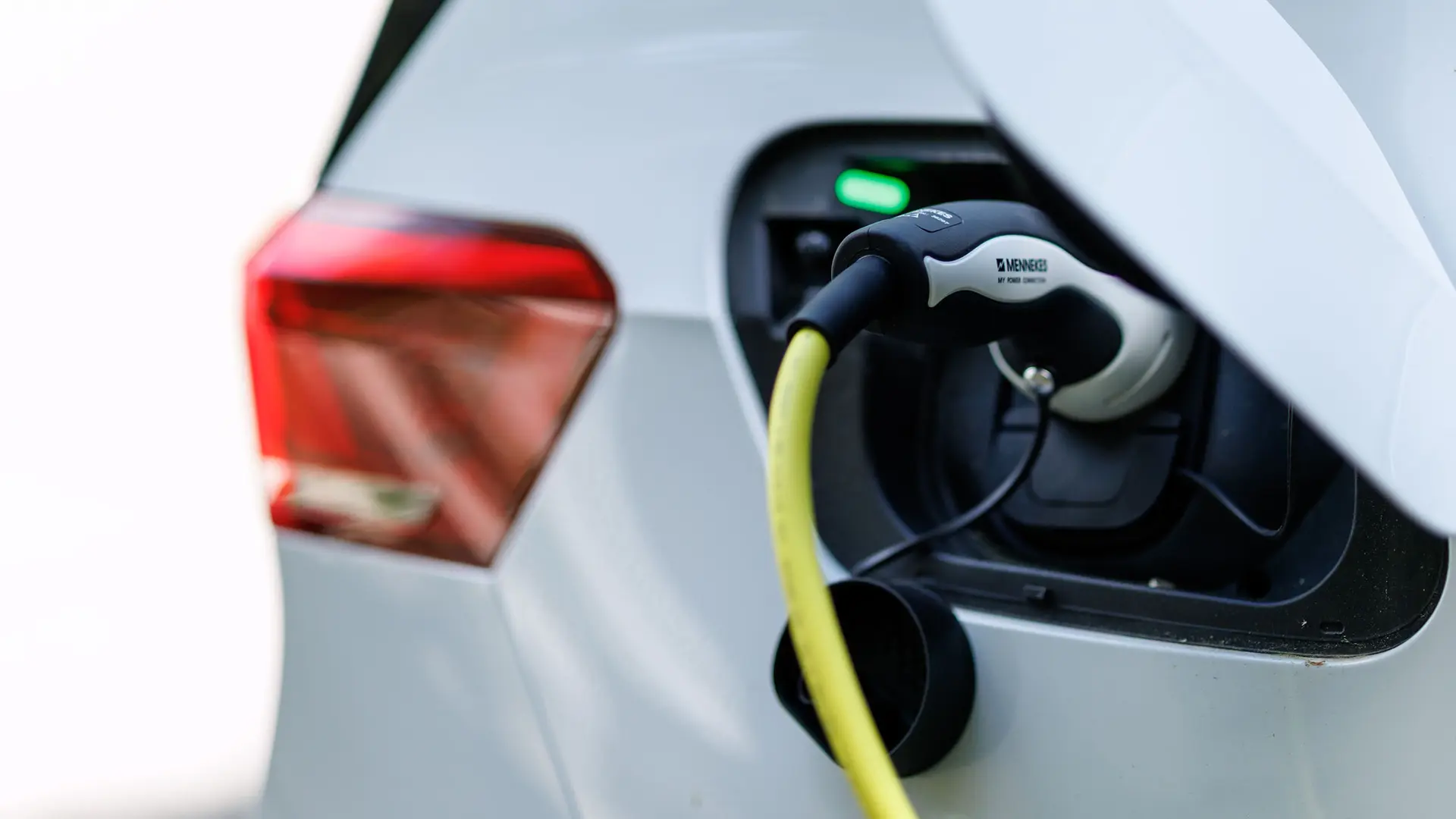 Hohe Spritpreise: Darum boomen Elektroautos in Schleswig-Holstein | ndr.de