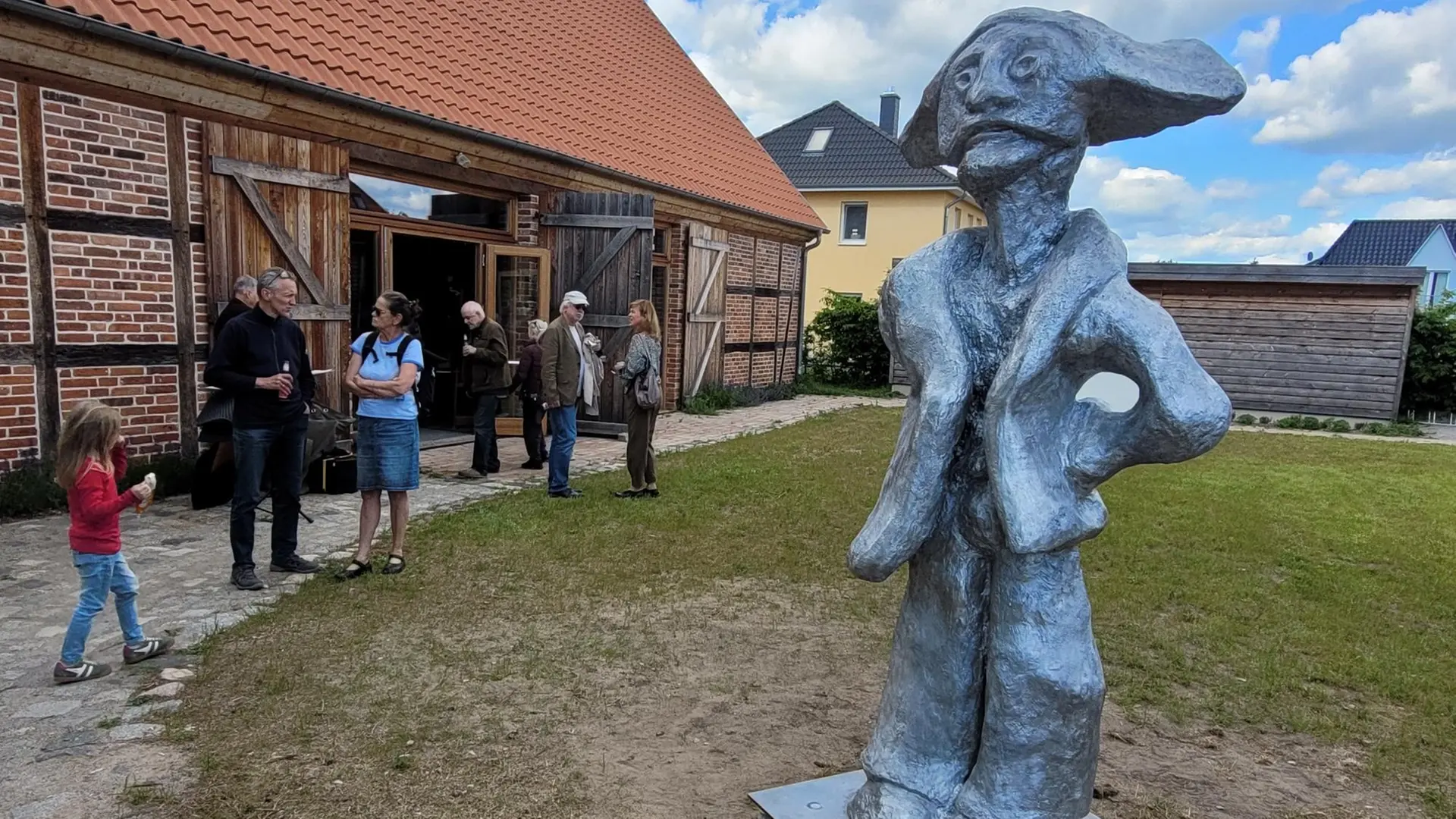 Neustrelitz: Harlekin-Statue in der Alten Kachelofenfabrik | ndr.de