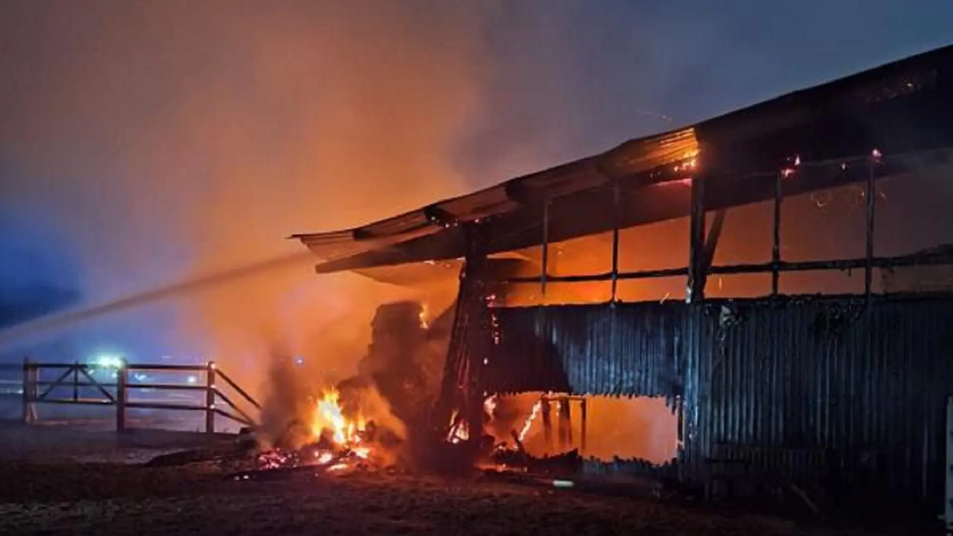 Schönberg: Großbrand in Reithalle - halbe Million Euro Schaden | ndr.de