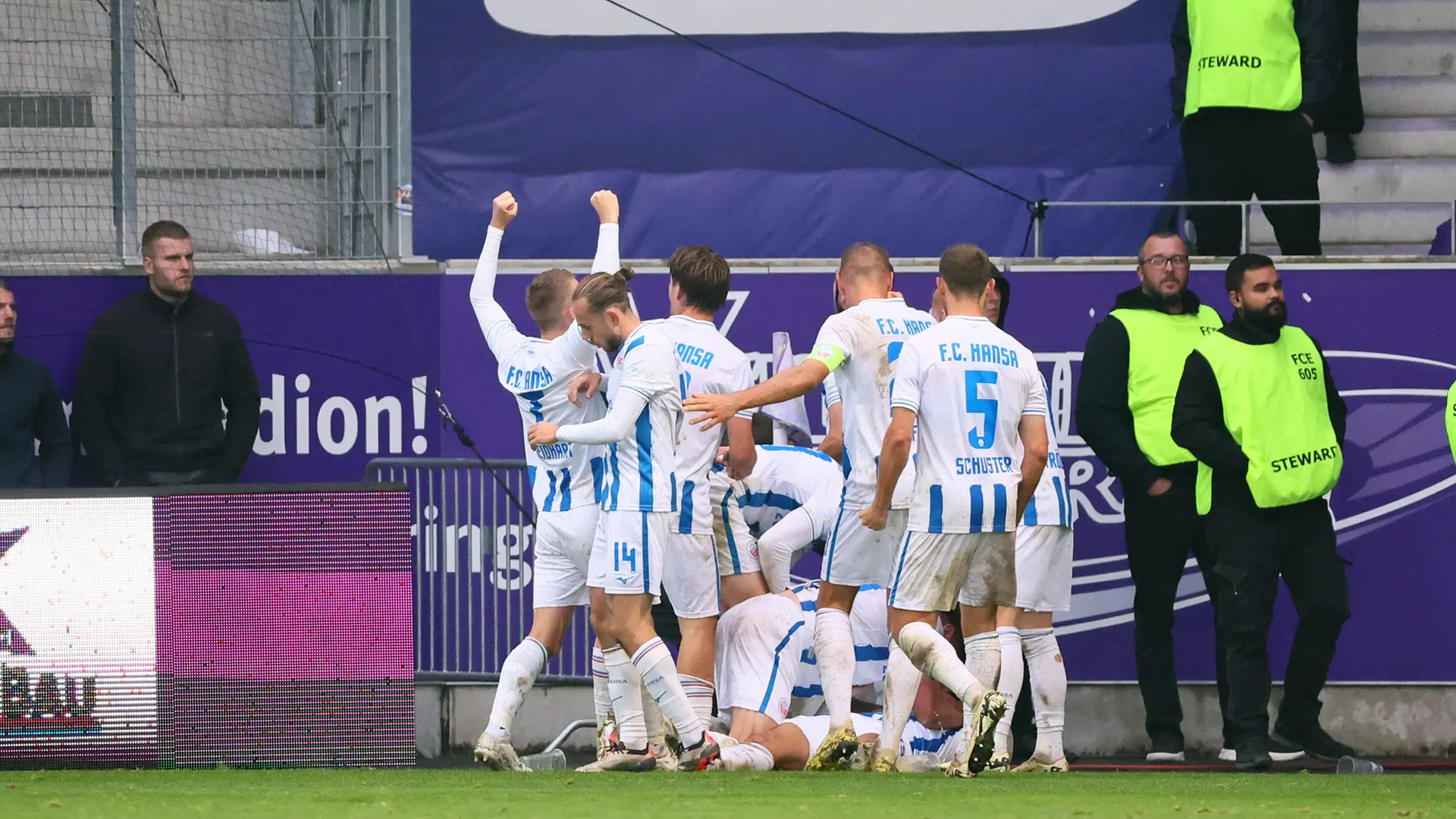 Sieg in Aue: Hansa Rostock jubelt in der Nachspielzeit | ndr.de