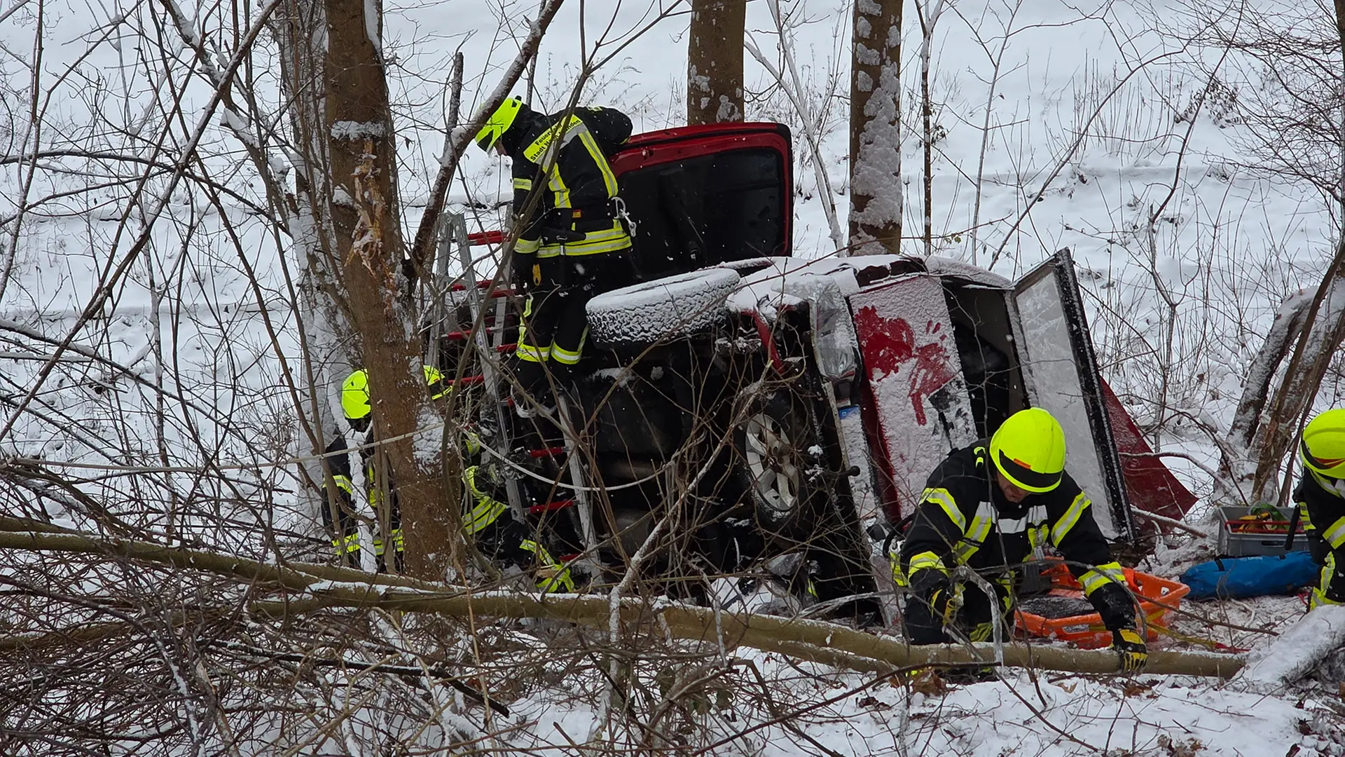 Hann. Münden: Auto rutscht Hang hinab und wird durch Bäume gestoppt ...