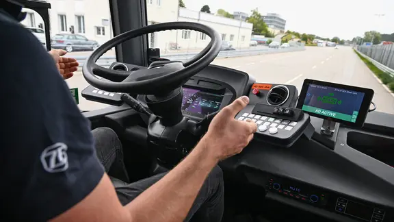 Testbetrieb in Burgdorf: Autonom fahrender Bus vorgestellt | ndr.de