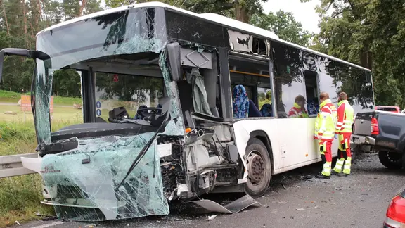 Wegen Blaulichts gestoppt: Schwerer Unfall mit Linienbus und Verletzten | ndr.de
