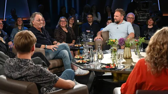 Content Creator und Weltreisende Lovis Wiefelspütz und Alexander ...