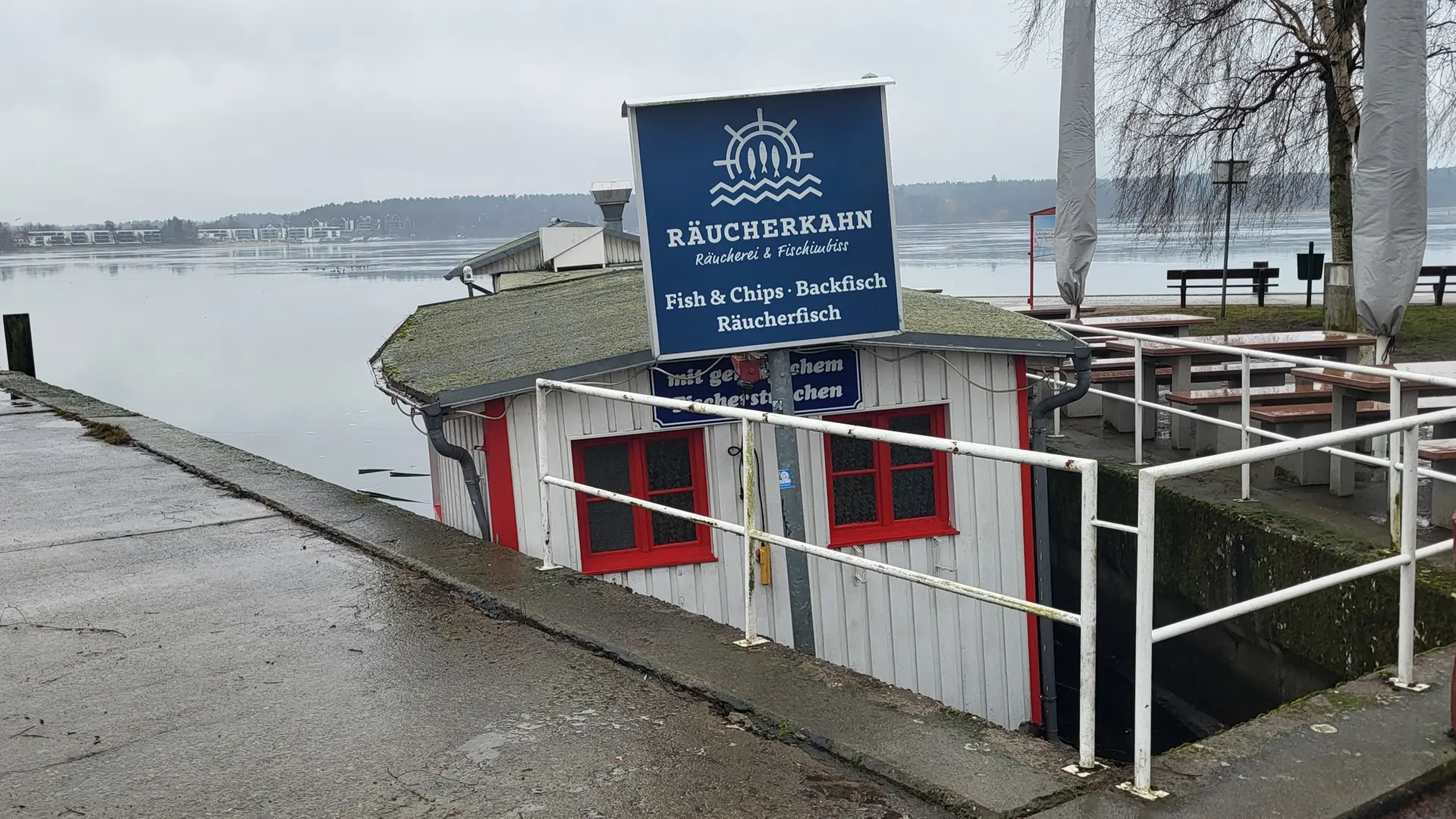 Schwimmende Fischräucherei in Waren gesunken | ndr.de